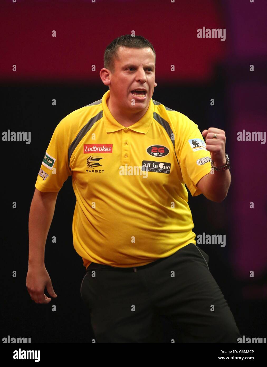 John henderson darts hi-res stock photography and images - Alamy