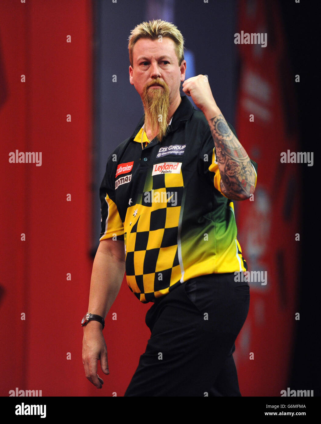 Simon Whitlock celebrates winning the second set during day ten of The ...