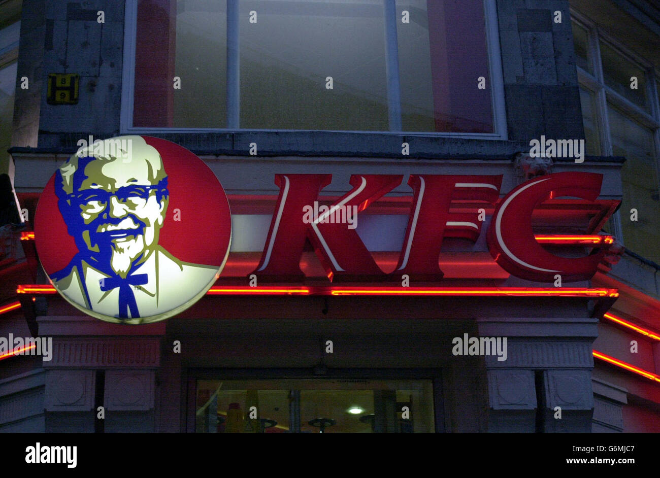 KFC fast food restaurant in Piccadilly Circus in London Stock Photo - Alamy