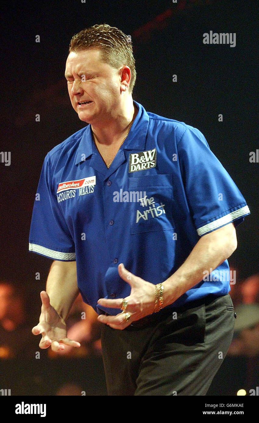 Darts stock action kevin painter hi-res stock photography and images ...