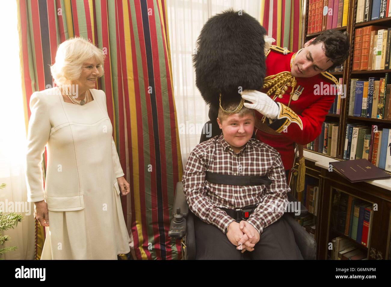 Children help Camilla decorate tree Stock Photo - Alamy