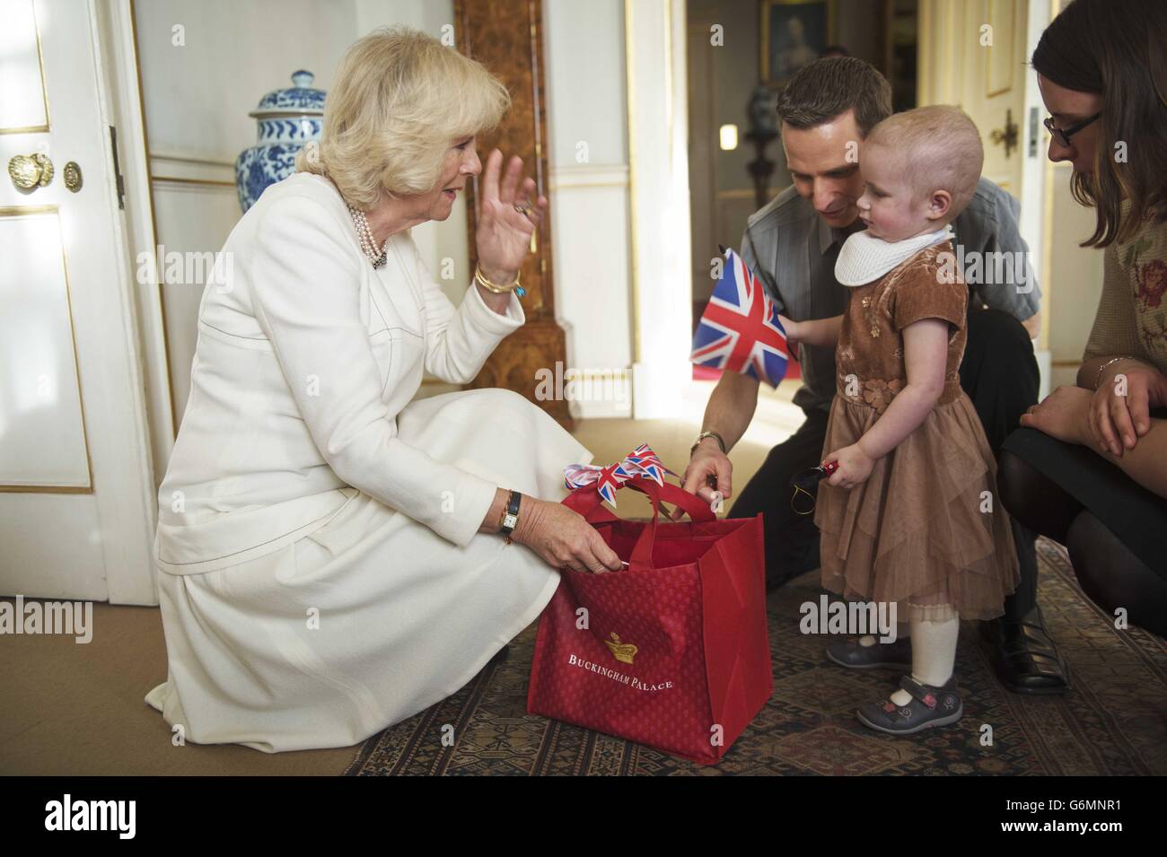 Children help Camilla decorate tree Stock Photo - Alamy