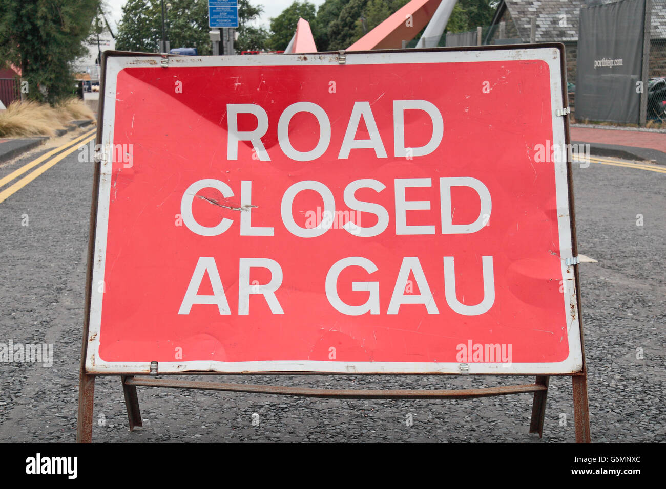 A 'Road Closed Ar Gau" road sign on a road in Wales Stock Photo - Alamy