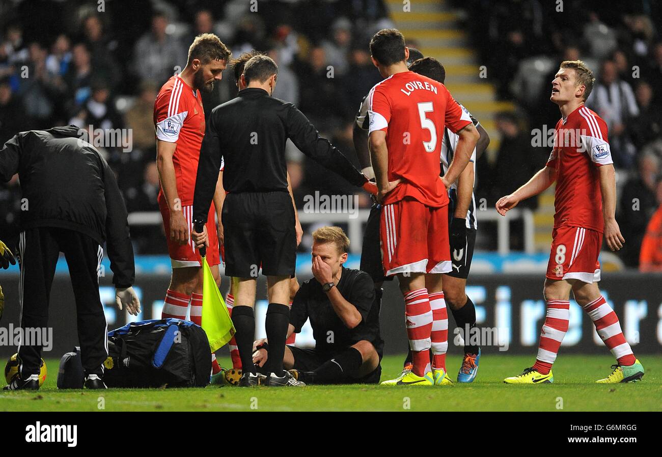 James jones referee hi-res stock photography and images - Alamy