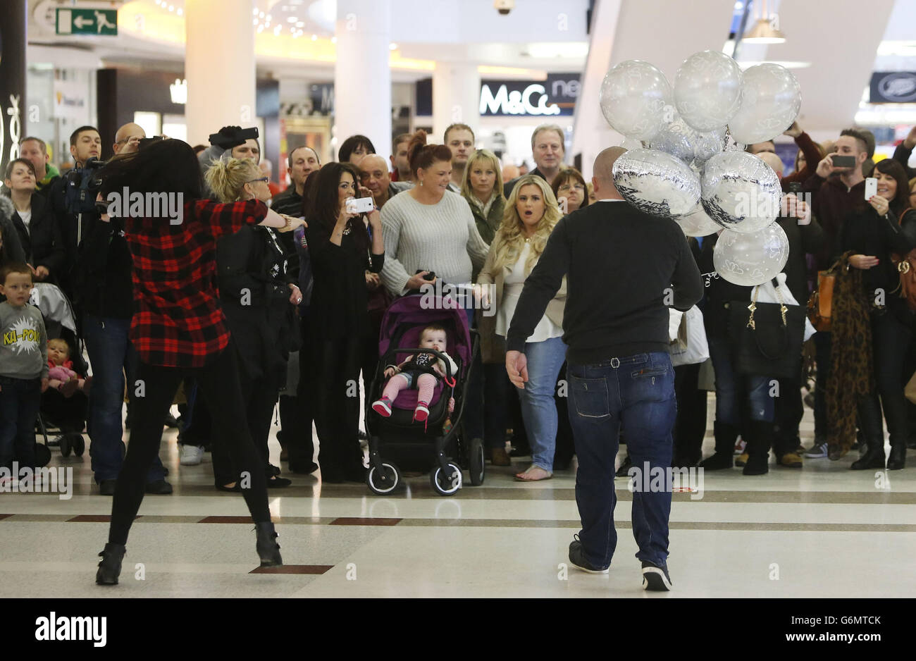 Robert Beattie proposes to his girlfriend Laura Meikle using a flash ...