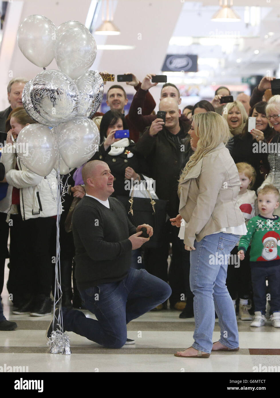 Robert Beattie proposes to his girlfriend Laura Meikle using a flash ...