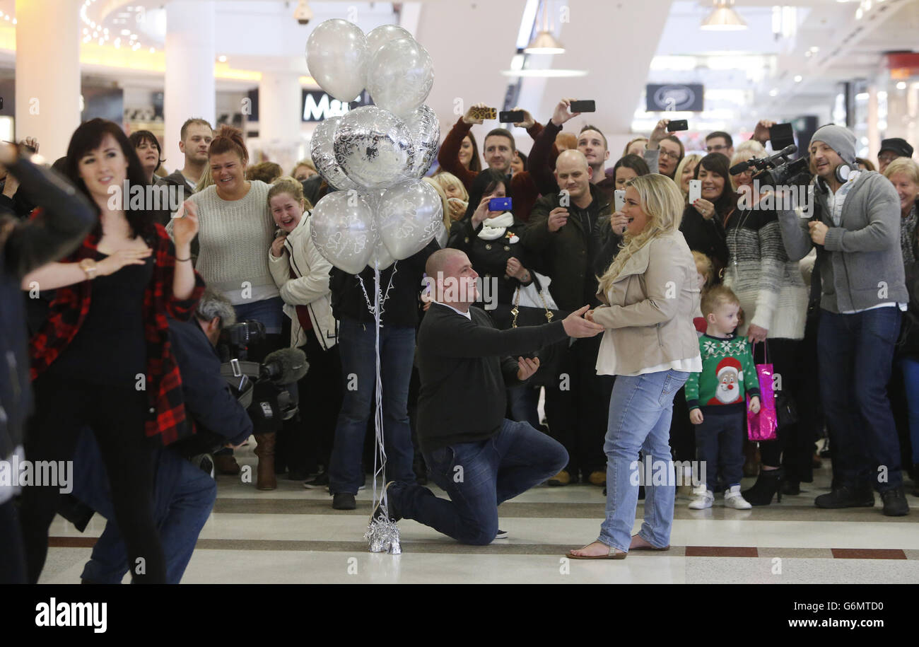 Robert Beattie proposes to his girlfriend Laura Meikle using a flash ...