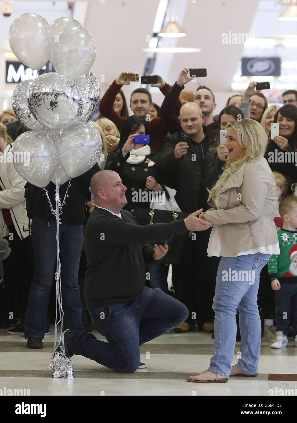 Robert Beattie proposes to his girlfriend Laura Meikle using a flash ...