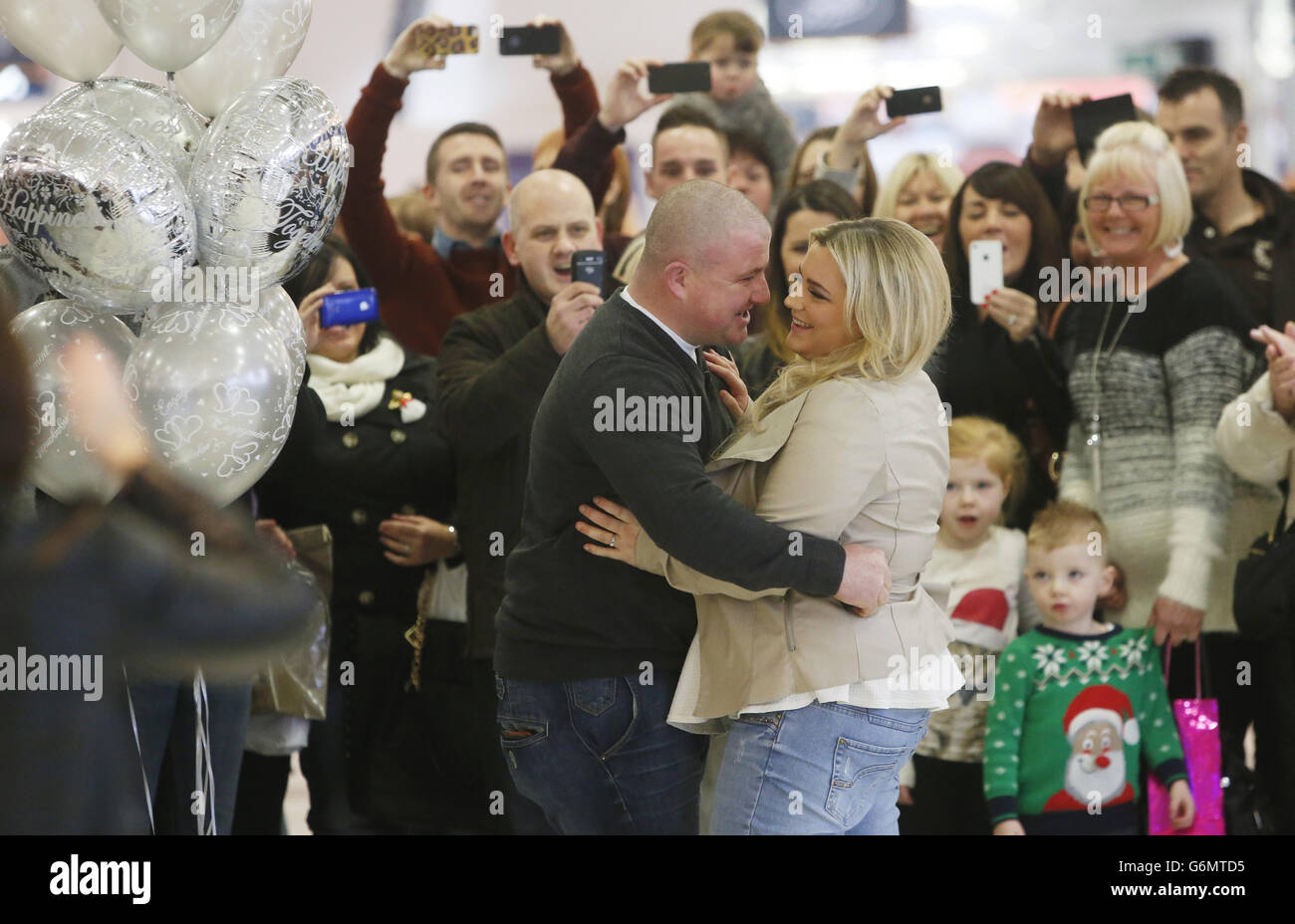 Robert Beattie proposes to his girlfriend Laura Meikle using a flash ...