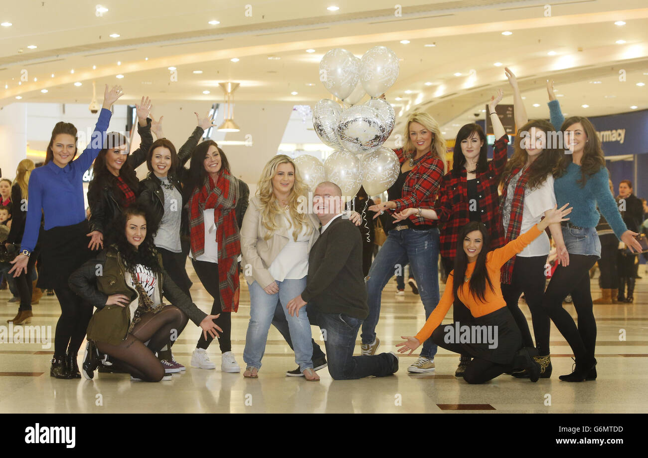 Robert Beattie proposes to his girlfriend Laura Meikle using a flash ...