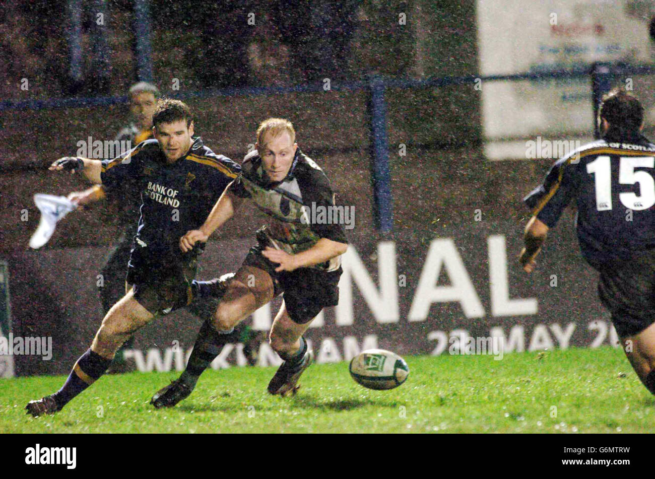 Cardiff Blues Tom Shanklin just misses the try as Girvan Dempsey ...