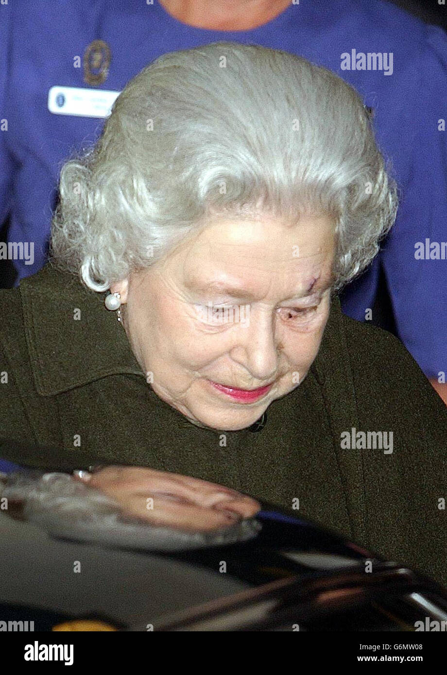 Queen elizabeth ii leaves the king edward vii hospital hi-res stock ...