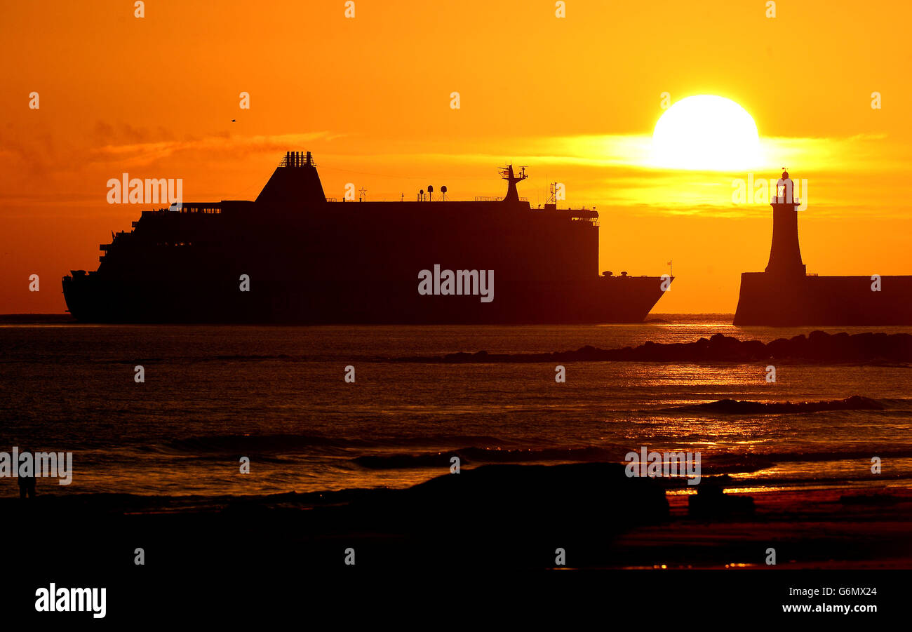 The sun rises over the mouth of the River Tyne in North Shields as a ...