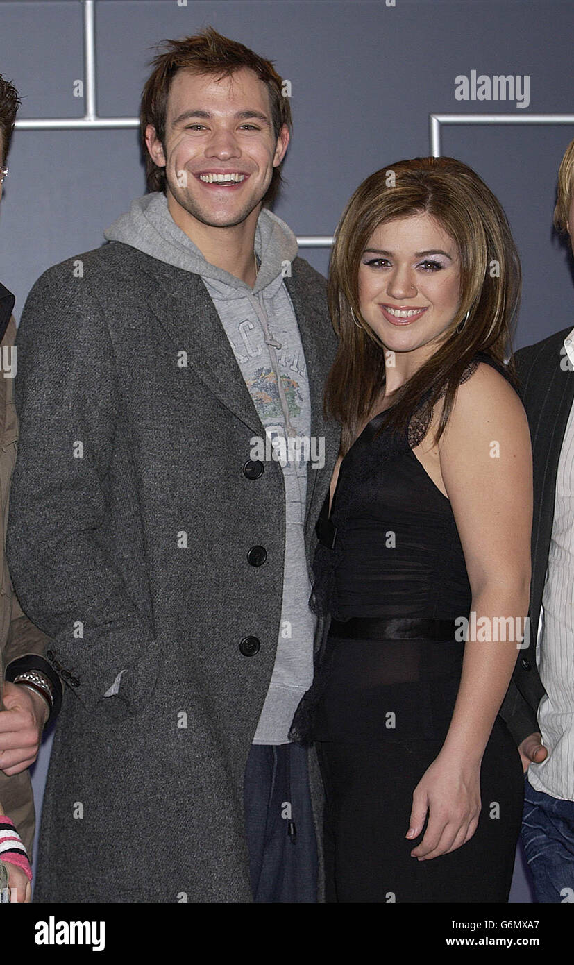 Pop Idol winners Will Young from the UK and Kelly Clarkson from the USA ...
