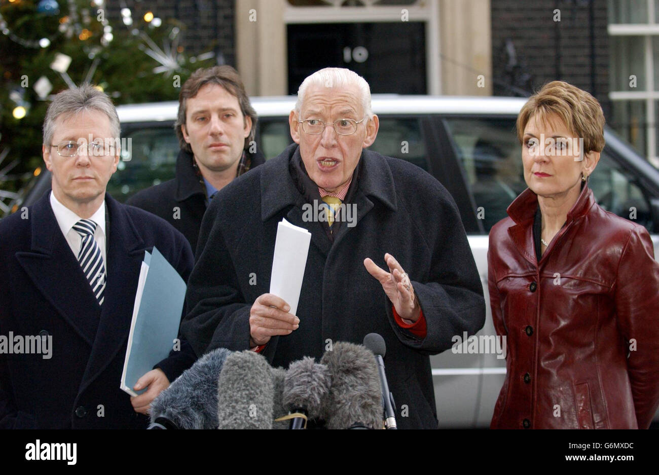 DUP leader the Rev Ian Paisley outside No.10 Stock Photo - Alamy