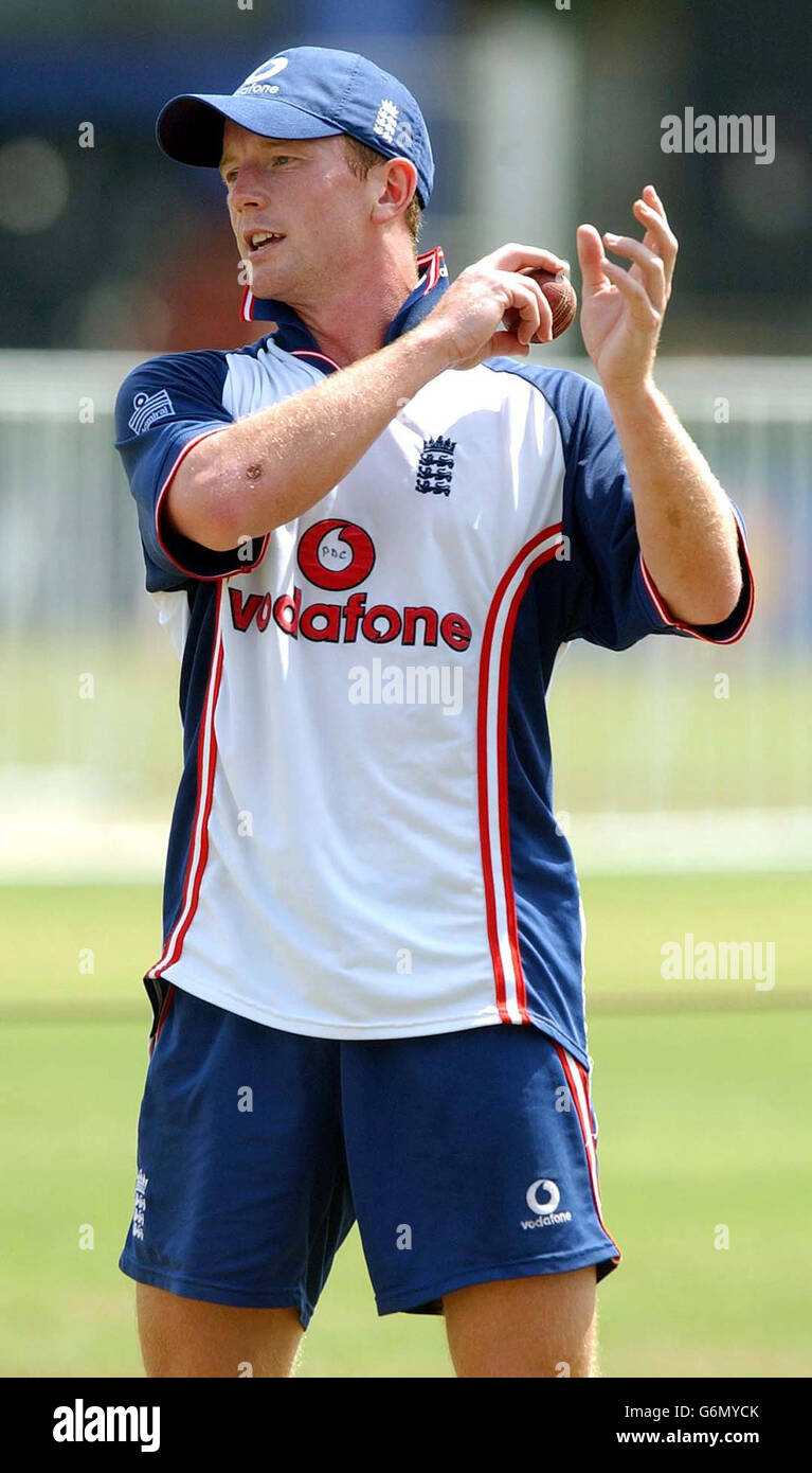 Paul collingwood works on his fielding technique during training hi-res stock photography and ...