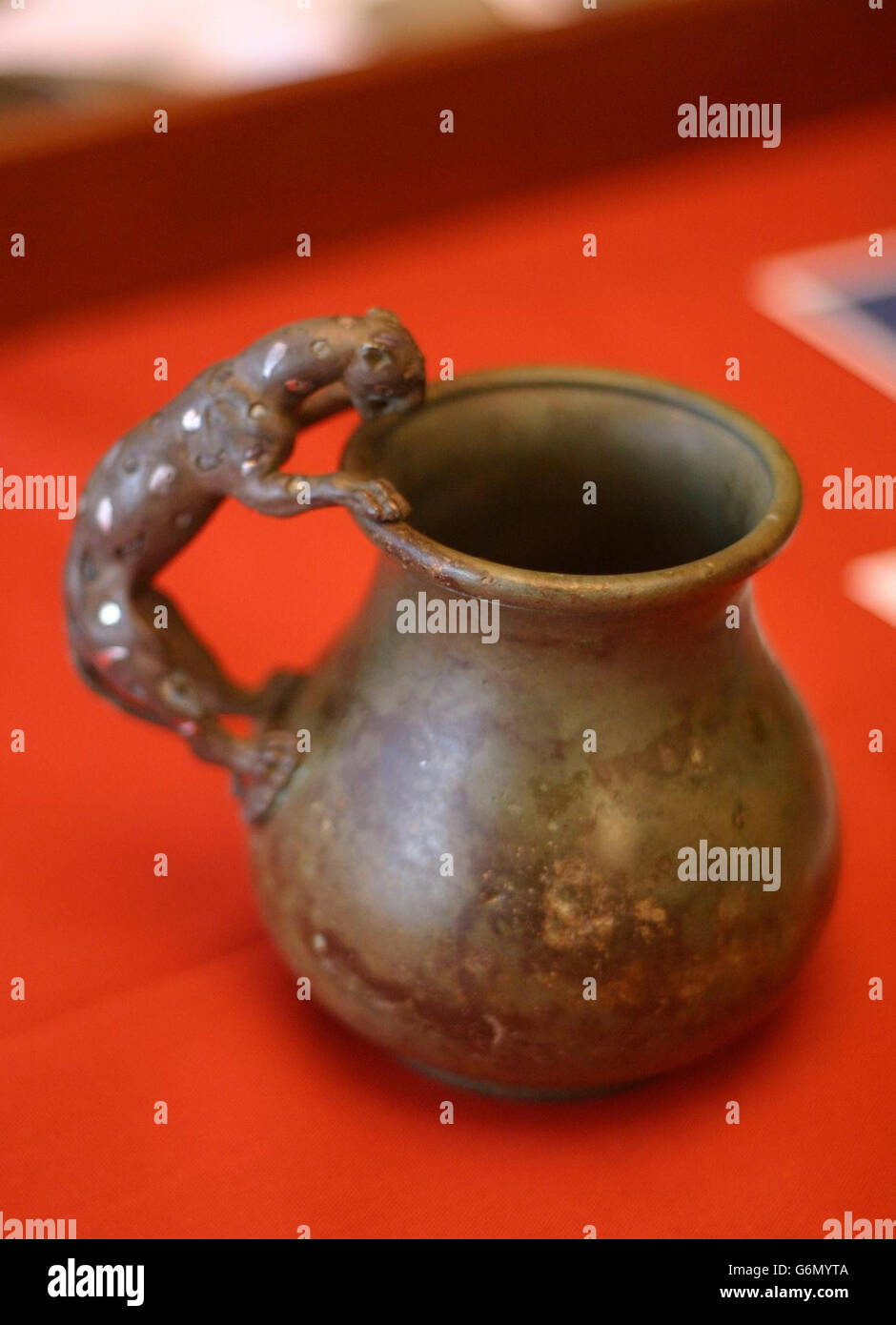 Metal detectors hi-res stock photography and images - Alamy