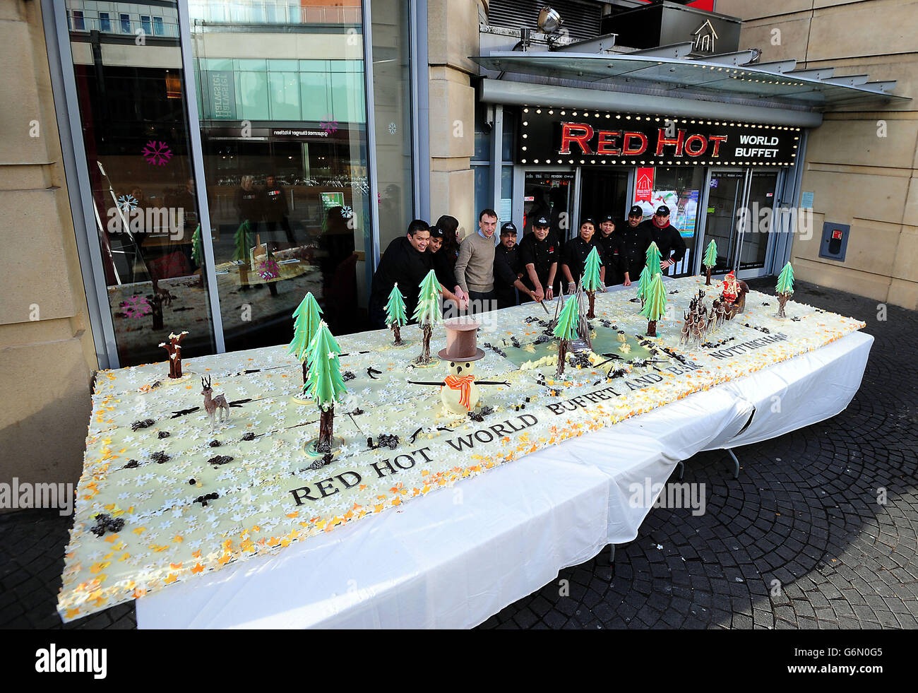 Chefs cut slices of the UK's largest Christmas Cake at Red World Buffet ...