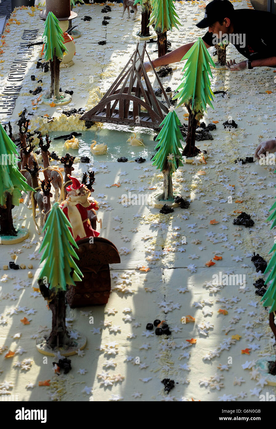 Chefs put the final touches to the UK's largest Christmas Cake at Red ...