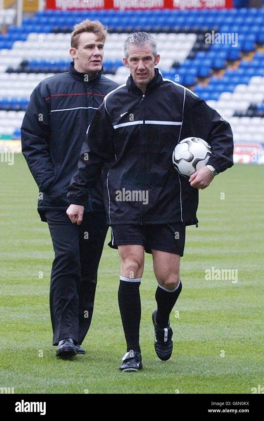 Match referee chris foy hi-res stock photography and images - Alamy