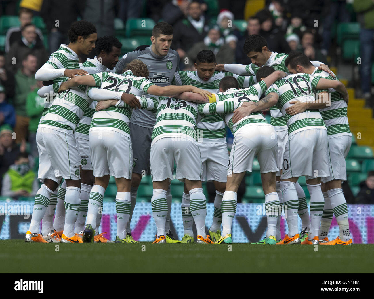 Celtic huddle during the scottish premiership match at celtic park hi ...