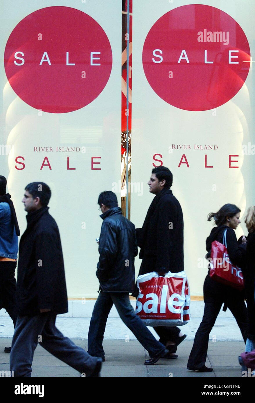 January sales queue hi-res stock photography and images - Alamy