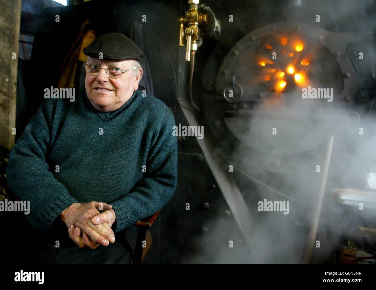 Steeplejack and tv presenter fred dibnah has died aged 66 hi-res stock ...
