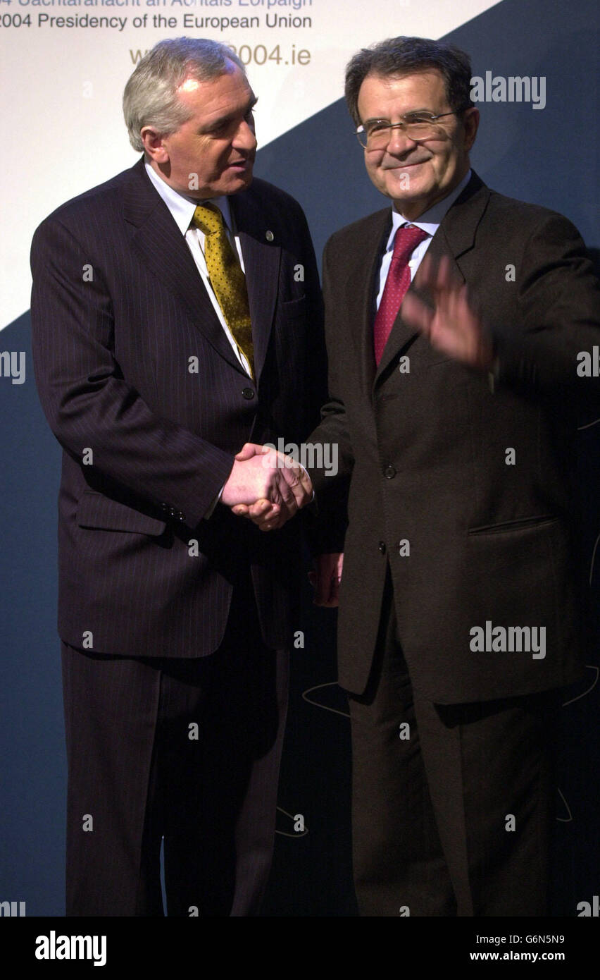Irish prime minister bertie ahern left hi-res stock photography and ...