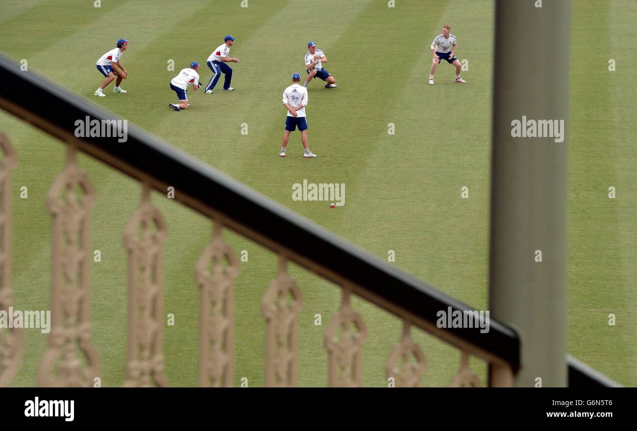 Cricket catching practice hi-res stock photography and images - Alamy