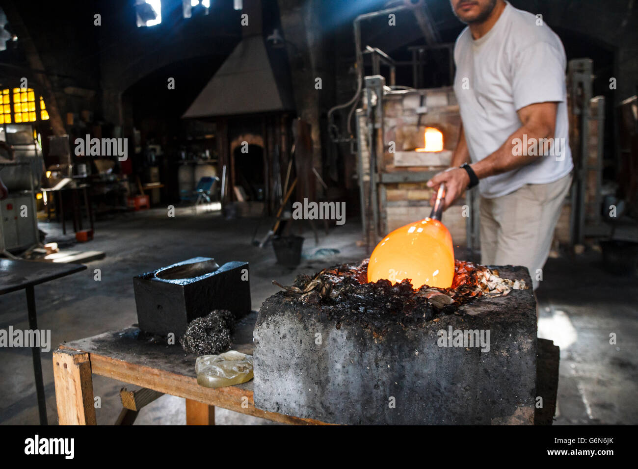 Molten glass mold hi-res stock photography and images - Alamy