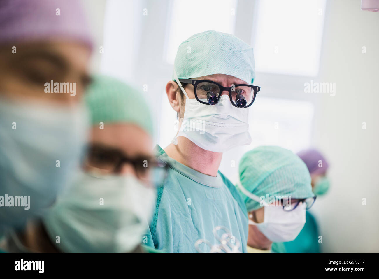 Hospital staff in operating theatre hi-res stock photography and images ...