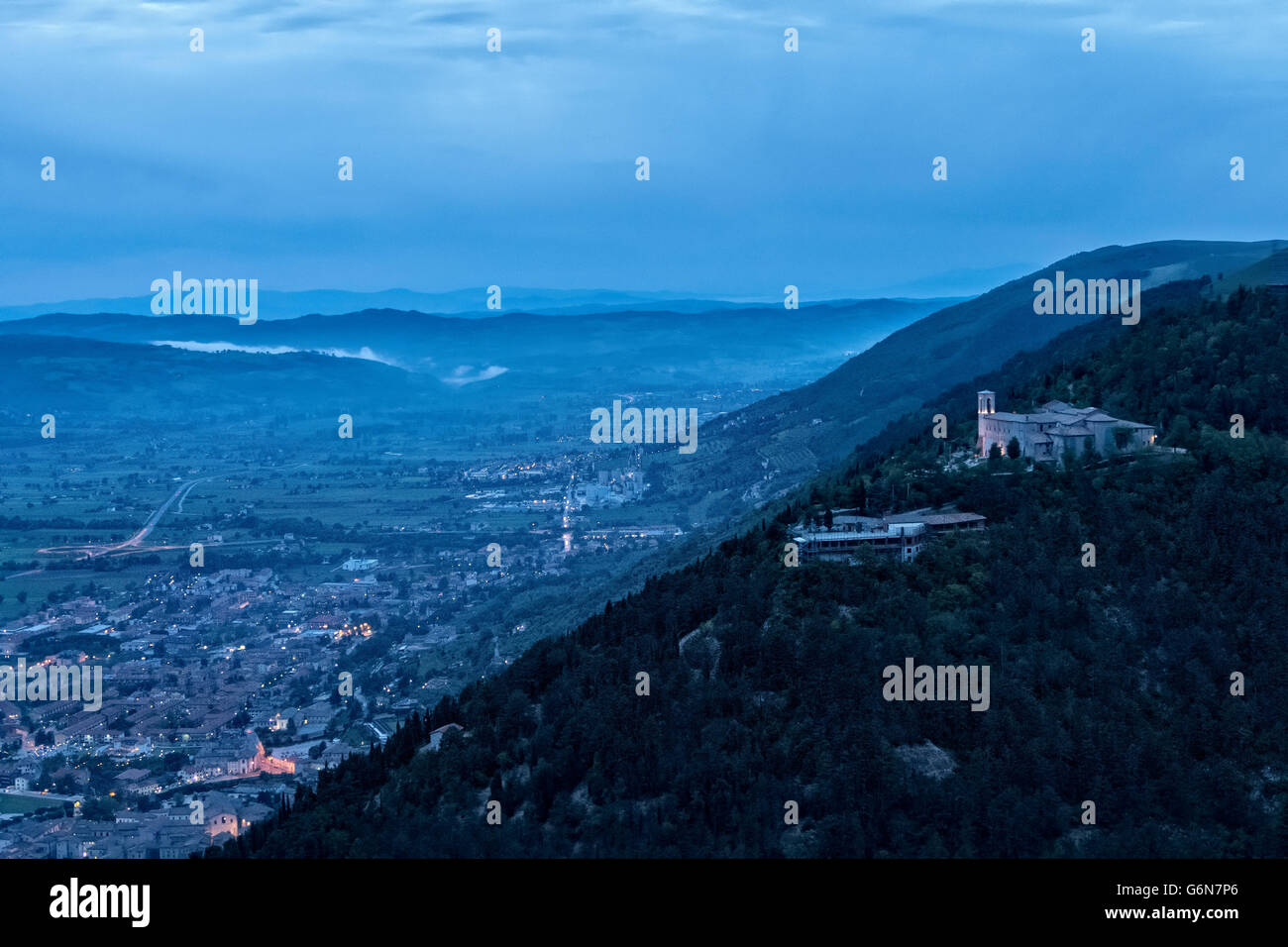 Basílica gubbio saint ubaldo hi-res stock photography and images - Alamy