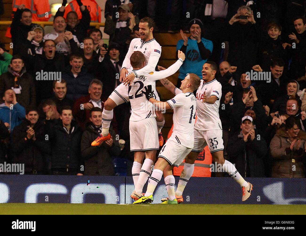 Tottenham Hotspur's Roberto Soldado (left) celebrates with his team ...