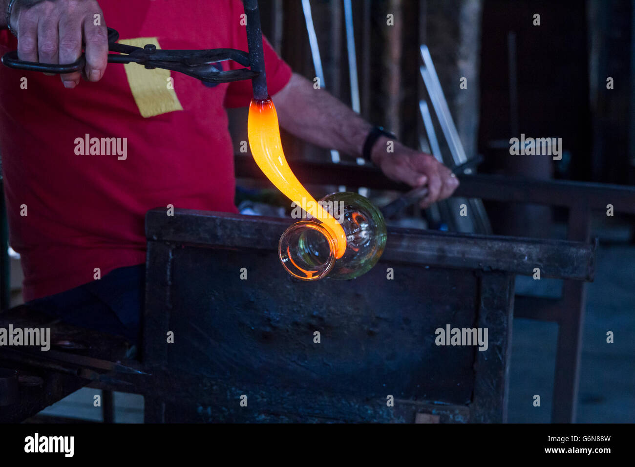 Man working with molten glass in a glass factory Stock Photo - Alamy