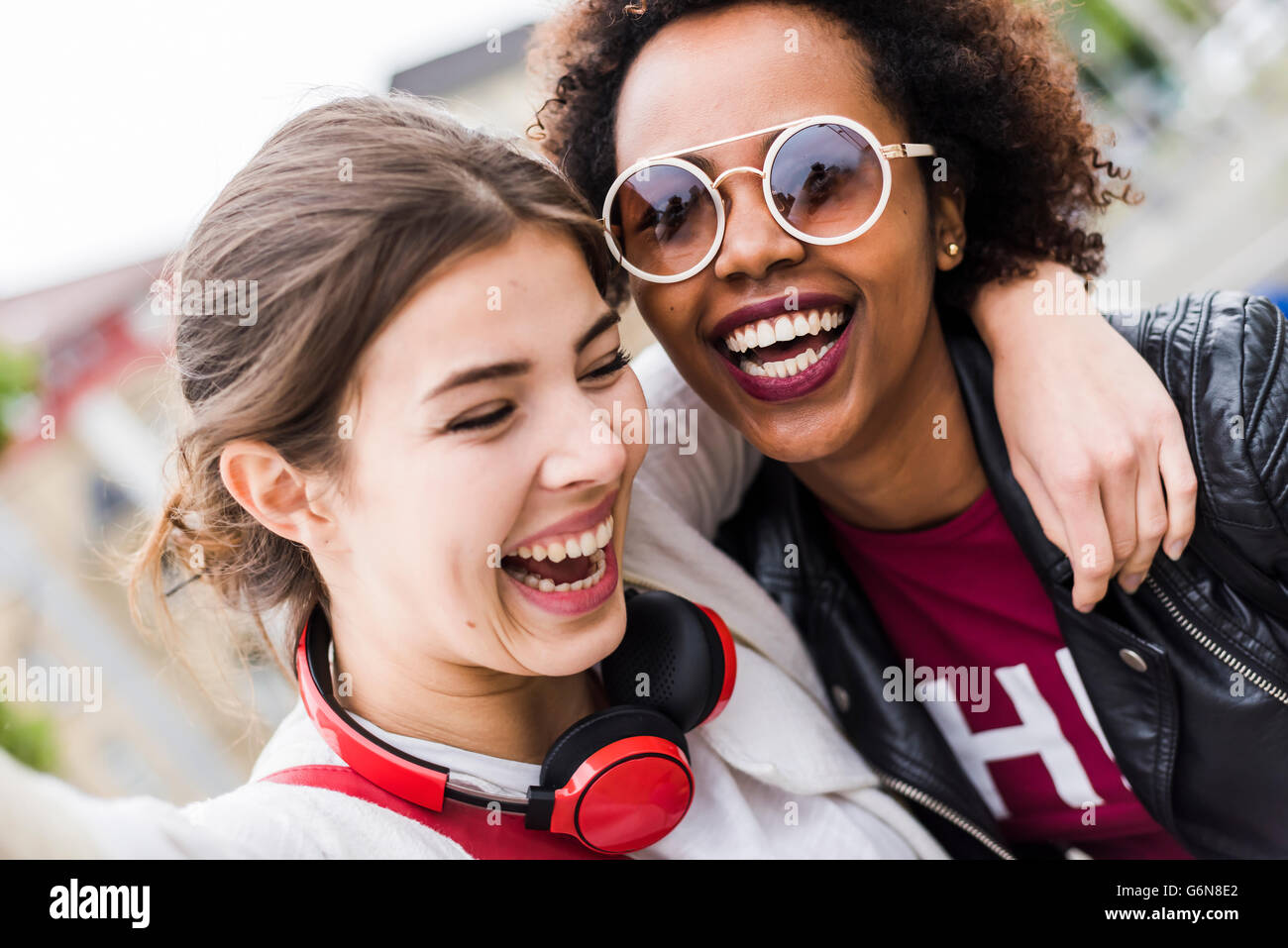 Portrait of two laughing best friends Stock Photo - Alamy