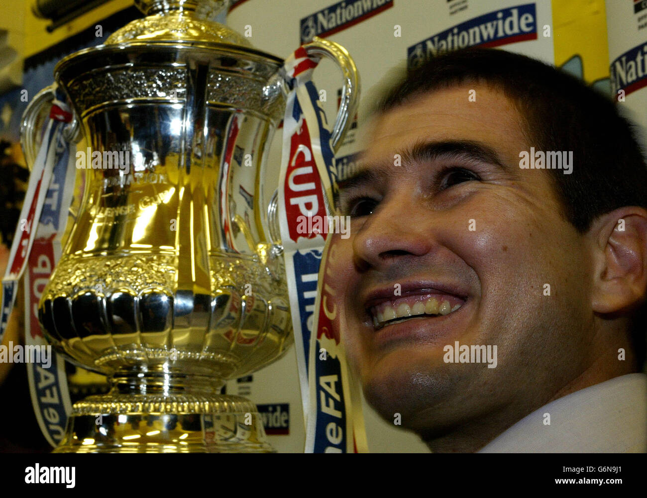 Sport football head shoulders fa cup trophy nigel clough hi-res stock ...