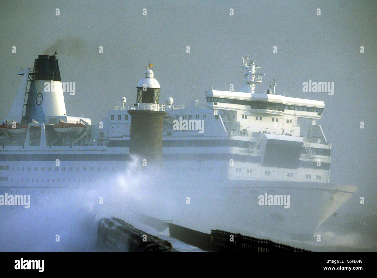 Gale force winds seas tynemouth north sea ferry arrives tyne hi-res ...