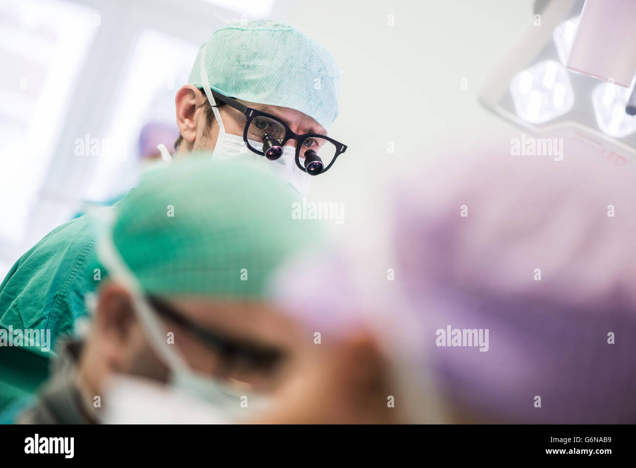 Operating theatre staff hi-res stock photography and images - Alamy