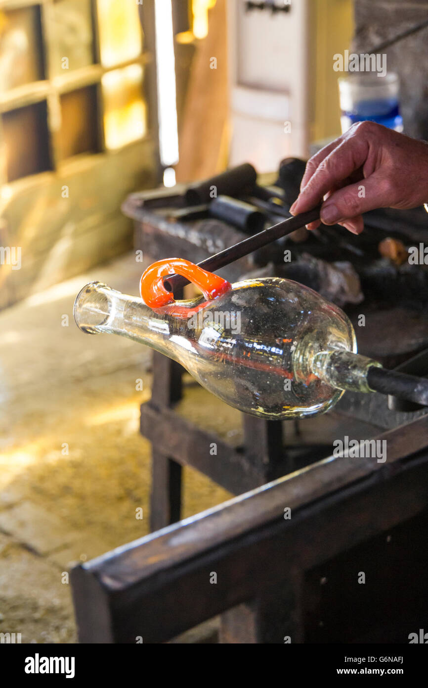 Man manufacturing a glass base in a glass factory Stock Photo - Alamy