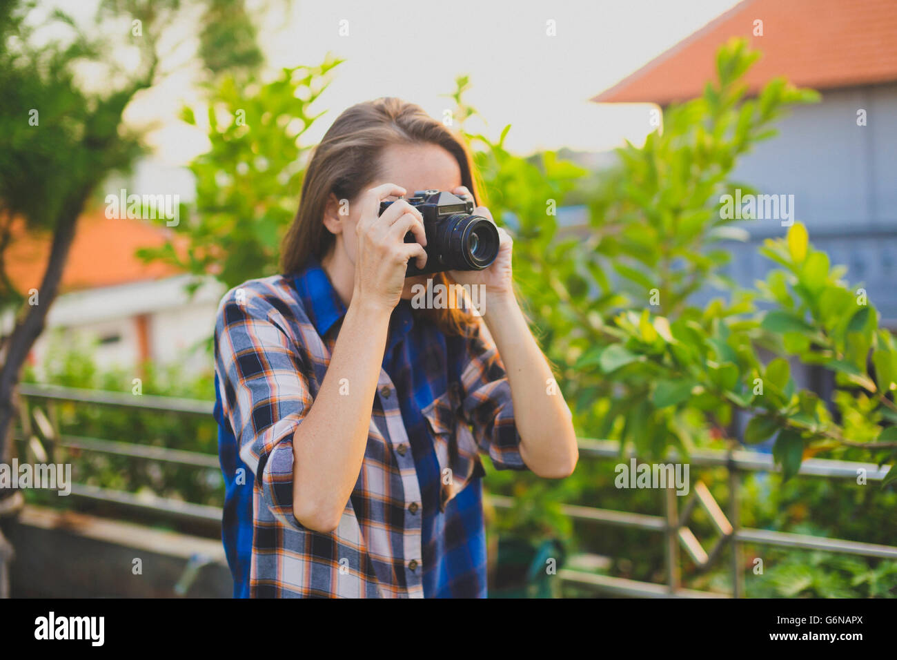 Woman using vintage camera Stock Photo - Alamy