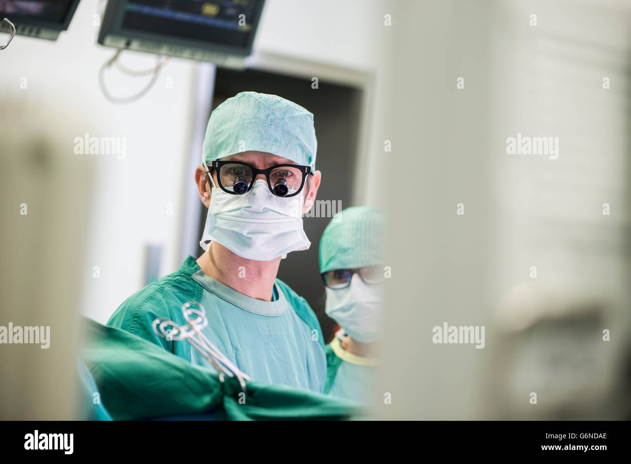 Surgeon and operating room nurse in operating theatre Stock Photo - Alamy