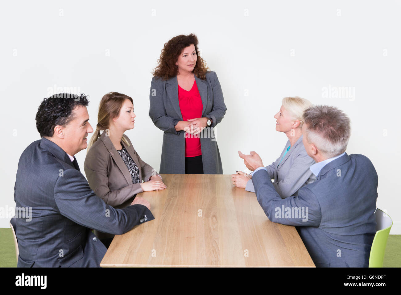 Listen business woman not phone hi-res stock photography and images - Alamy