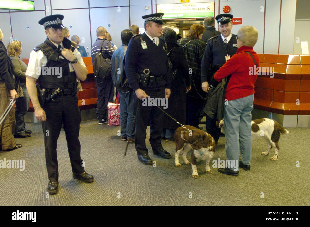 Passengers outside terminal 4 of heathrow airport High Resolution Stock ...