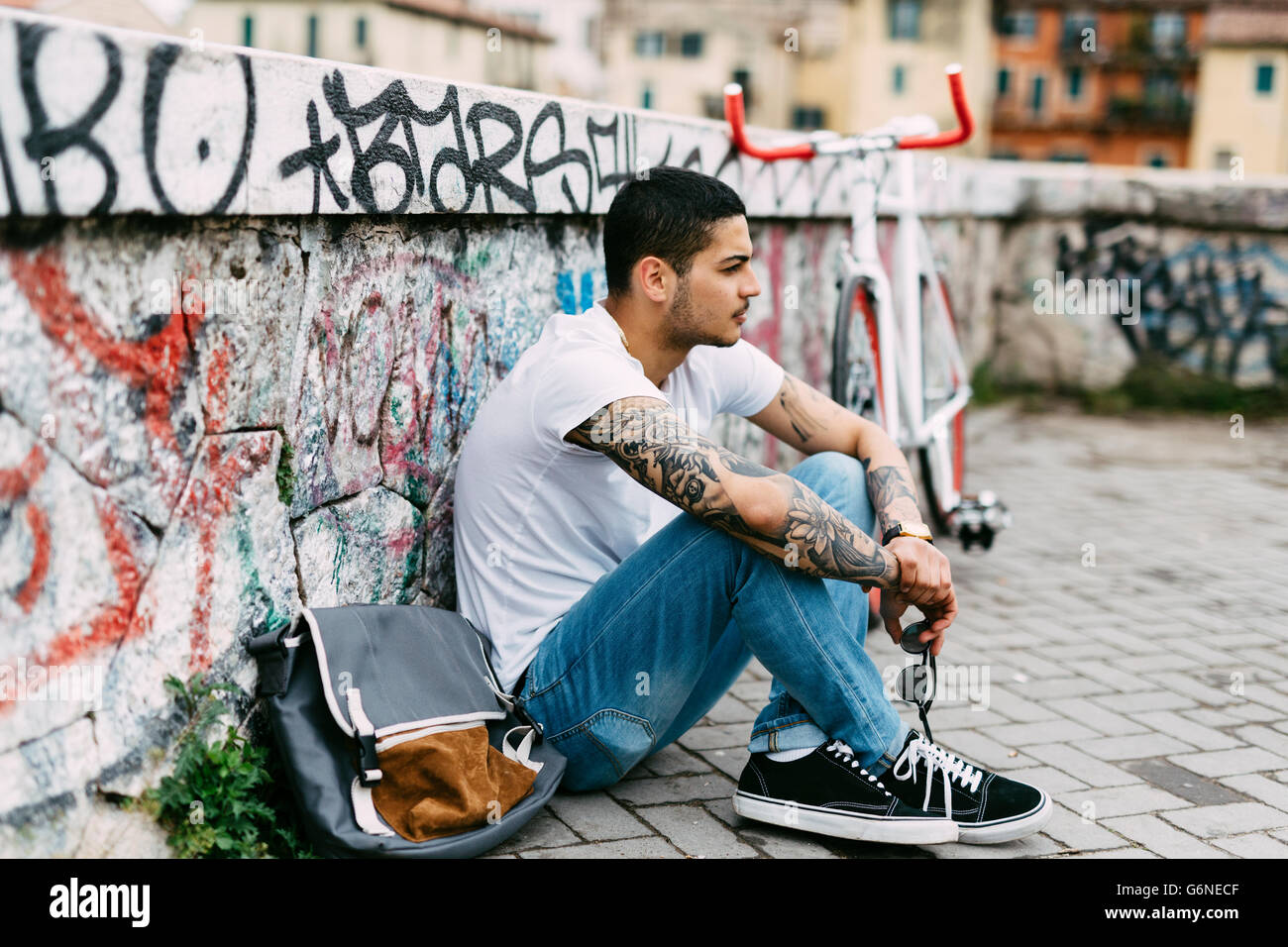 Graffiti man thinking hi-res stock photography and images - Alamy