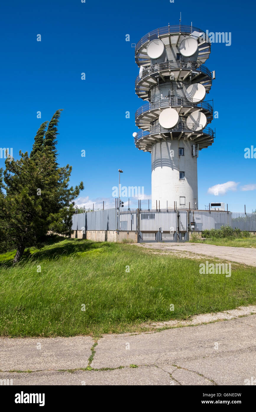 Telecommunications mast hi-res stock photography and images - Alamy