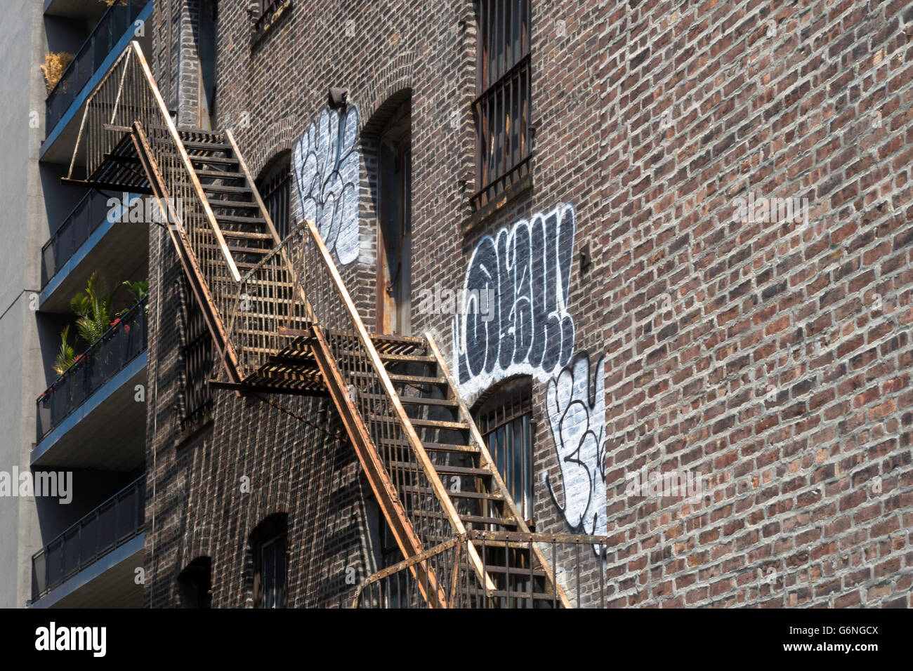 Fire escape graffiti hi-res stock photography and images - Alamy Fire escape graffiti hi-res stock photography and images - Alamy