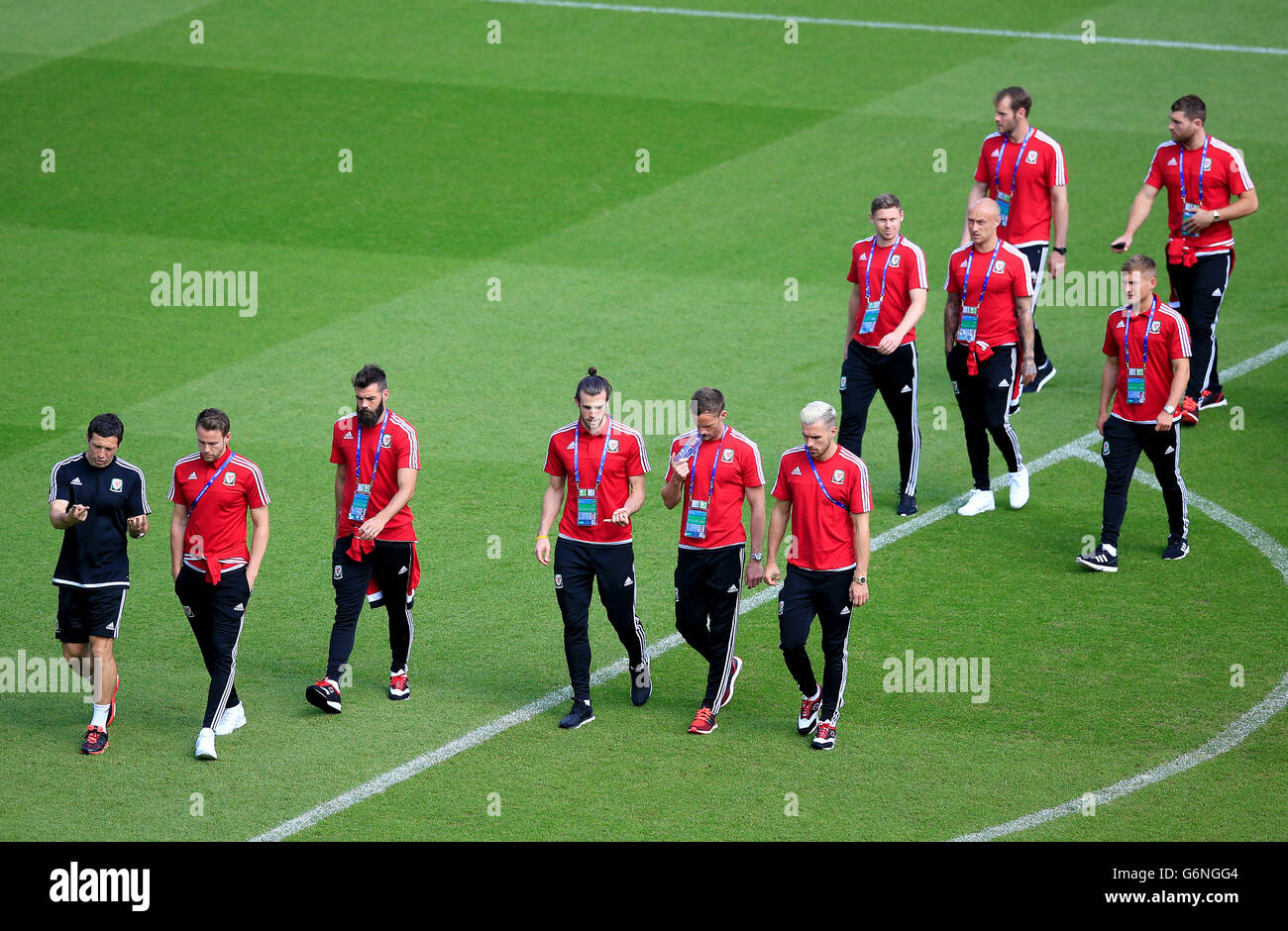 (front row, left-right) Wales' Chris Gunter, Joe Ledley, Gareth Bale ...
