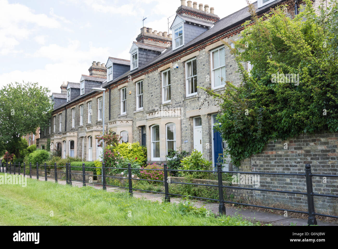 Old terraced houses and buildings in North Terrace by Midsummer Common ...