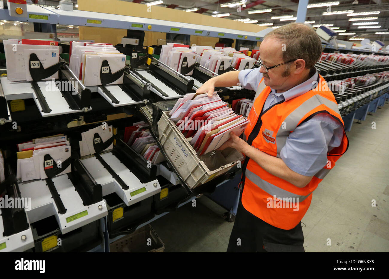 Royal mail employee hamish graham hi-res stock photography and images ...