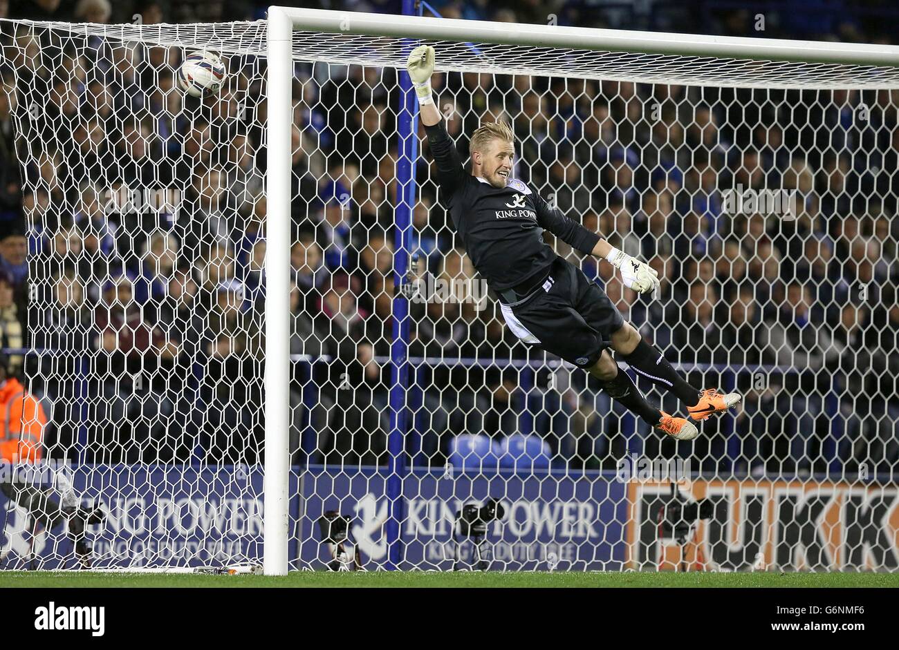 Manchester citys goalkeeper kasper schmeichel hi-res stock photography ...